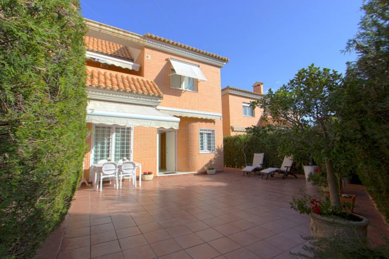 Comprar un adosado ¡todo son ventajas! - Inmobiliaria Palanca